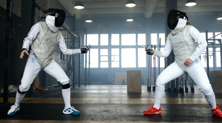 Olahraga Anggar: Pengertian, Sejarah dan Perlengkapan - Deepublish Store